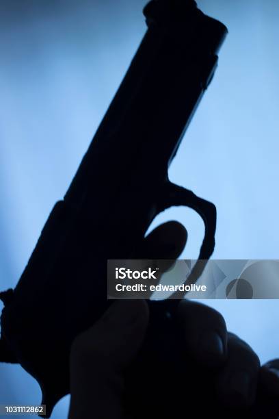 Pistol Senjata Pistol Otomatis Dalam Siluet Di Tangan Pembunuh Atmosfer ... Pistol Senjata Pistol Otomatis Dalam Siluet Di Tangan Pembunuh Atmosfer ...