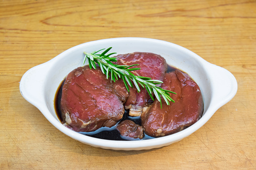 Pengasinan Daging Fillet Mata Steak Daging Sapi Dalam Hidangan Putih