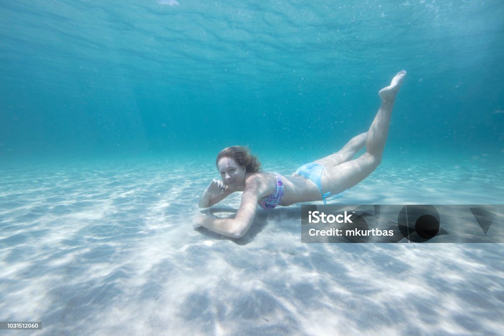美しい若い女性は海での 1人のストックフォトや画像を多数ご用意 1人 20代 カラー画像 Istock