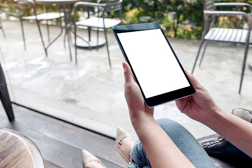 Gambar Mockup Tangan Wanita Memegang Pc Tablet Hitam Dengan Layar