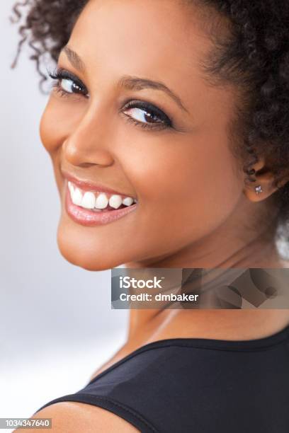 Ras Campuran Cantik Gadis Afrika Amerika Atau Wanita Muda Tampak ... Ras Campuran Cantik Gadis Afrika Amerika Atau Wanita Muda Tampak ...