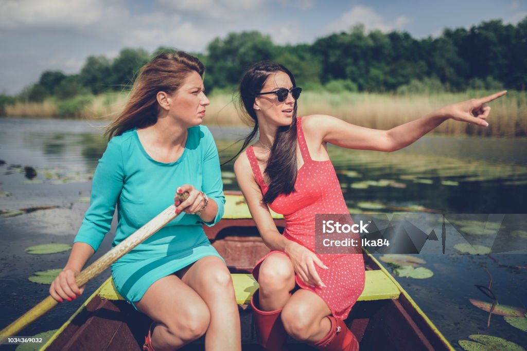 Photo Libre De Droit De Deux Jolies Filles Dans Un Bateau Banque D