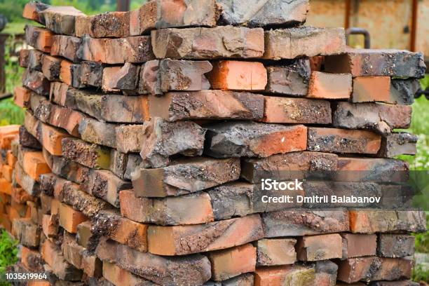 Batu Bata Tanah Liat Merah Yang Rusak Ditumpuk Di Palet Kayu Limbah