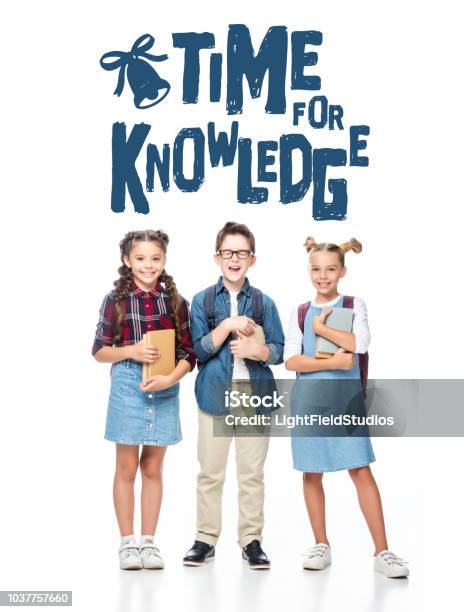 Teman Sekelas Yang Bahagia Memegang Buku Dan Melihat Kamera Terisolasi ... Teman Sekelas Yang Bahagia Memegang Buku Dan Melihat Kamera Terisolasi ...