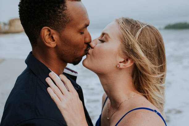 16 000 Interracial Kissing Fotografías De Stock Fotos E Imágenes