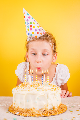 Gadis Meniup Lilin Pada Kue Ulang Tahun Konsep Perayaan Pesta Ulang ... Gadis Meniup Lilin Pada Kue Ulang Tahun Konsep Perayaan Pesta Ulang ...
