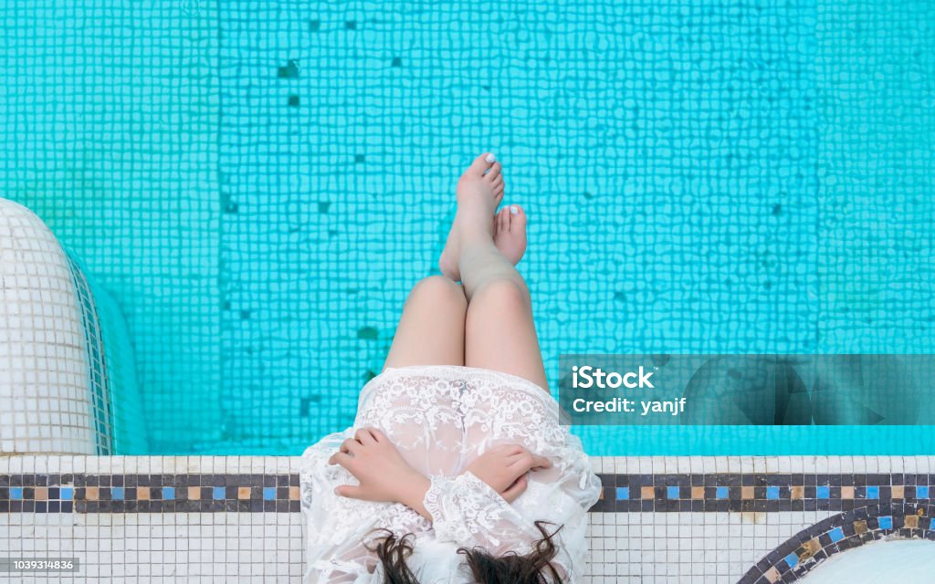 Pemandangan Udara Gadis Berkulit Putih Duduk Di Tepi Kolam Renang