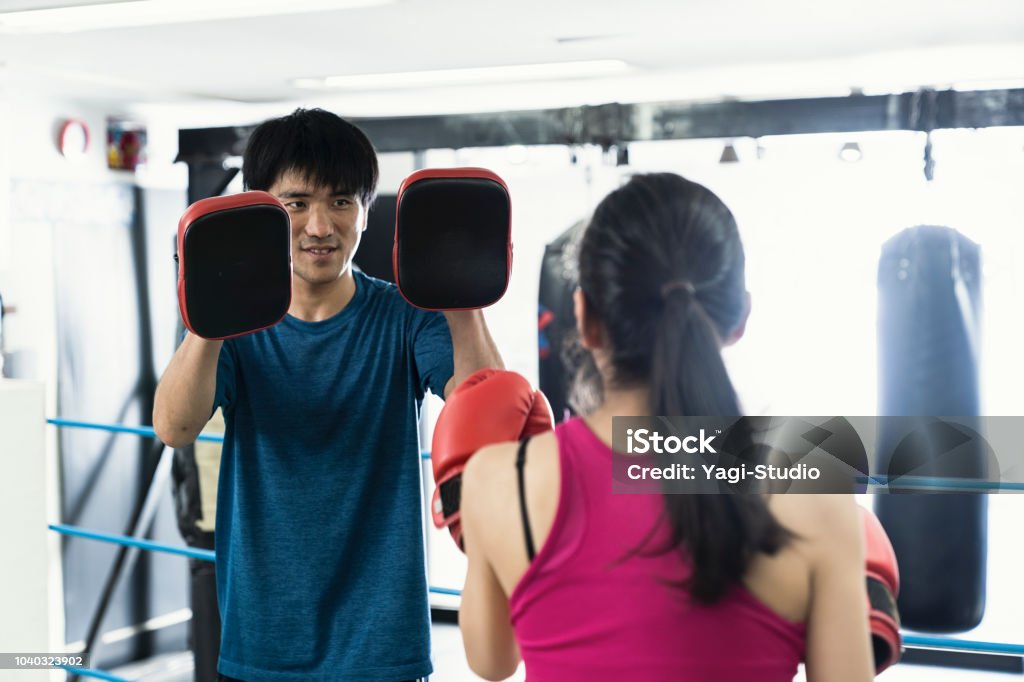 젊은 성인 여자 복싱 체육관에서 중반 성인 코치와 함께 훈련 킥복싱에 대한 스톡 사진 및 기타 이미지 킥복싱 여자 20