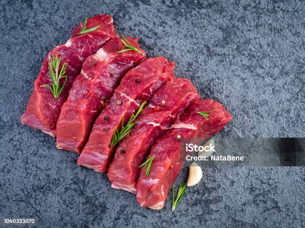 Daging Mentah Steak Daging Sapi Dengan Bumbu Di Atas Meja Batu Hitam