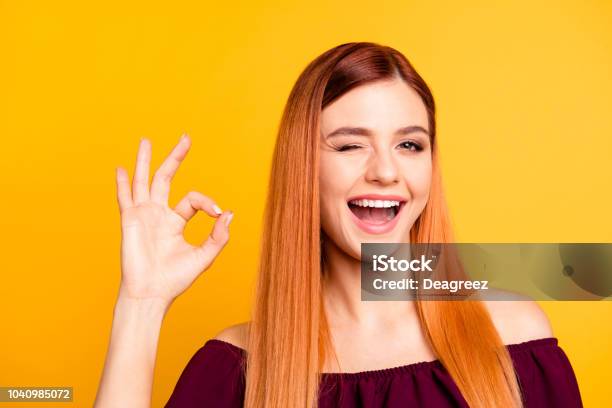 Gadis Lucu Dan Gembira Menunjukkan Tanda Oke Dan Mengedipkan Mata