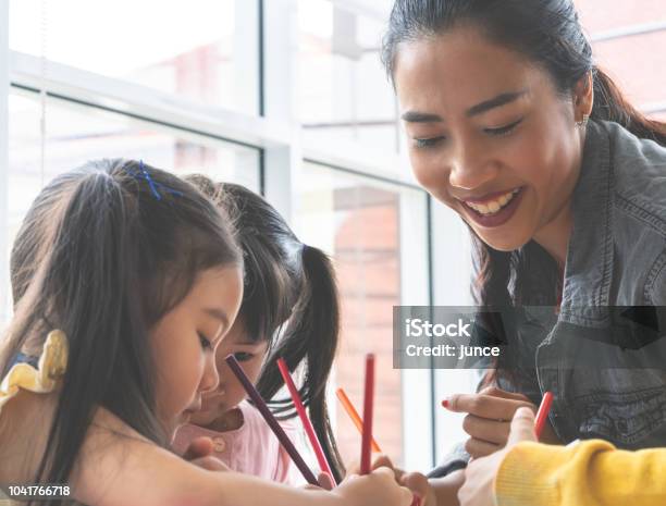 Anakanak Asia Melukis Di Kelas Seni Dengan Guru Untuk Konsep Pendidikan ... Anakanak Asia Melukis Di Kelas Seni Dengan Guru Untuk Konsep Pendidikan ...