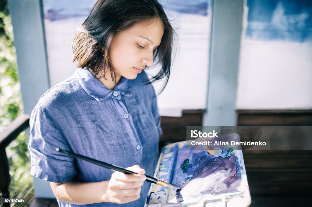 Hermosa Artista Sonriente De Niña Dibuja Un Cuadro Con Pincel Y Paleta ... Hermosa Artista Sonriente De Niña Dibuja Un Cuadro Con Pincel Y Paleta ...