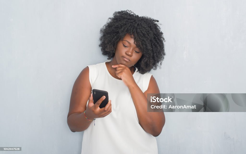 Photo Libre De Droit De Jeune Femme Afroaméricaine Au Fil Gris Grunge