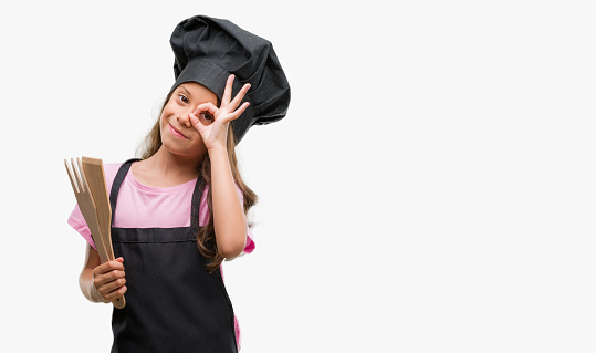 Chica Hispana Morena Vestida Con Uniforme De Cocinero Con Cara Feliz ... Chica Hispana Morena Vestida Con Uniforme De Cocinero Con Cara Feliz ...