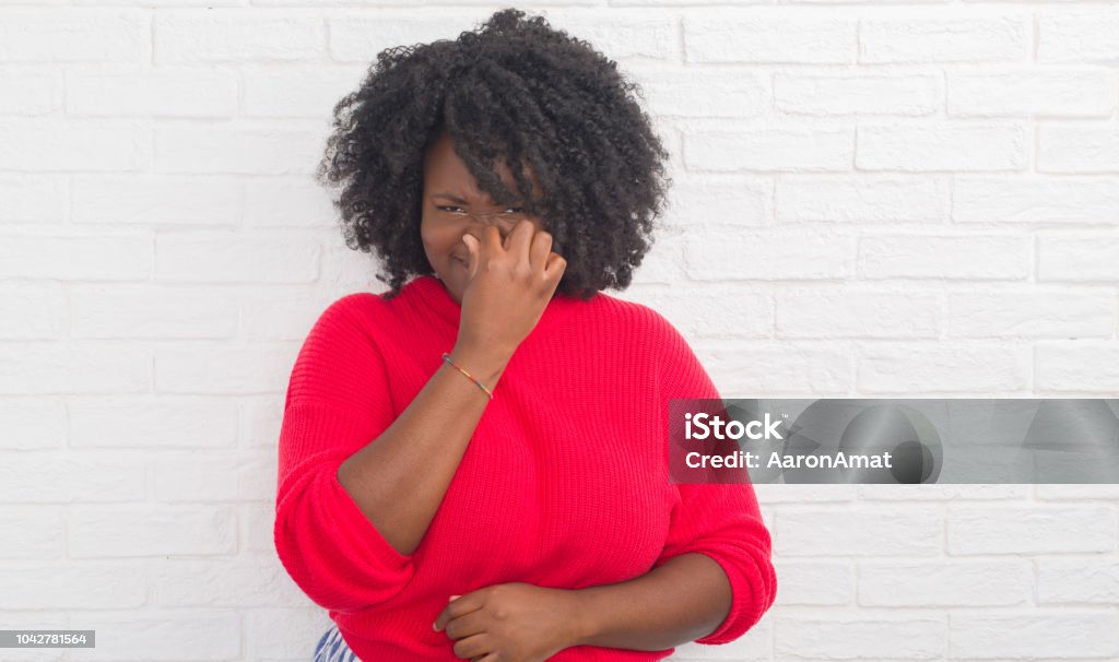 Junge Afroamerikaner Plus Size Frau Über Weiße Mauer Riechen Etwas