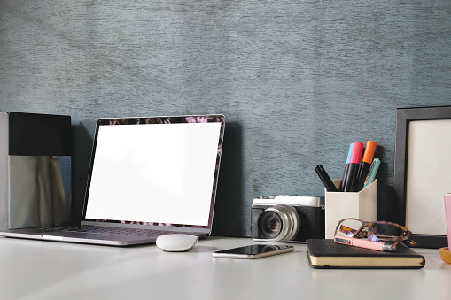 Mockup Laptop Layar Kosong Di Meja Desainer Ruang Kerja Dengan Laptop