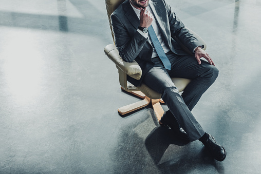 Memotong Bidikan Pengusaha Tampan Yang Duduk Di Kursi Mewah Di Kantor ... Memotong Bidikan Pengusaha Tampan Yang Duduk Di Kursi Mewah Di Kantor ...