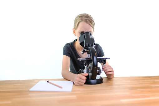 Una Bambina Di 9 Anni Guarda Un Oculare Di Un Microscopio E Affina