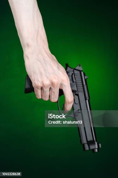 Topik Senjata Api Dan Pembunuh Tangan Manusia Memegang Pistol Dengan ... Topik Senjata Api Dan Pembunuh Tangan Manusia Memegang Pistol Dengan ...