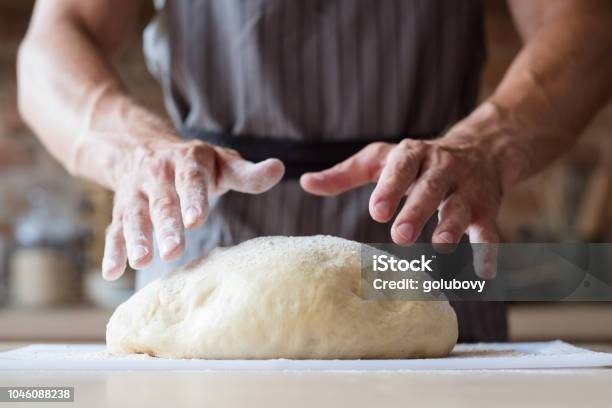 Makanan Koki Koki Roti Puff Pastry Pria Tangan Adonan Foto Stok - Unduh ... Makanan Koki Koki Roti Puff Pastry Pria Tangan Adonan Foto Stok - Unduh ...