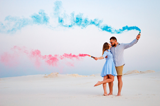 Photo Libre De Droit De Jeune Couple Sembrassant Et La Tenue De Couleur