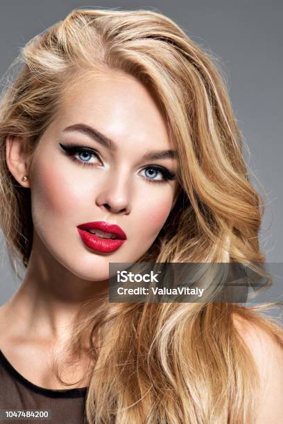 Potret Seorang Wanita Cantik Dengan Rambut Lurus Putih Panjang Foto