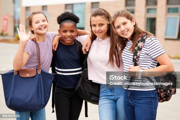 Potret Teman Siswi Sma Perempuan Berdiri Di Luar Gedung Sekolah Foto ... Potret Teman Siswi Sma Perempuan Berdiri Di Luar Gedung Sekolah Foto ...