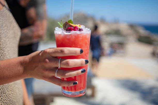 Image libre: Main tenant un verre de cocktail rouge