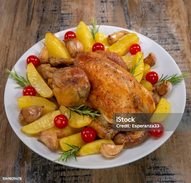 Ayam Panggang Dan Berbagai Sayuran Di Atas Piring Putih Foto Stok