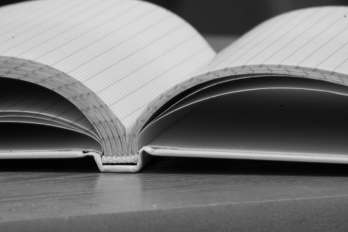 Tutup Buku Catatan Yang Terbuka Tergeletak Di Atas Meja Kartu Hitam