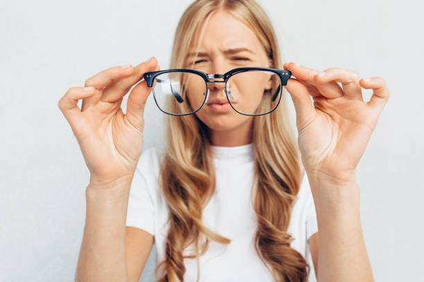 Plisser Les Yeux Banque Dimages Et Photos Libres De Droit Istock