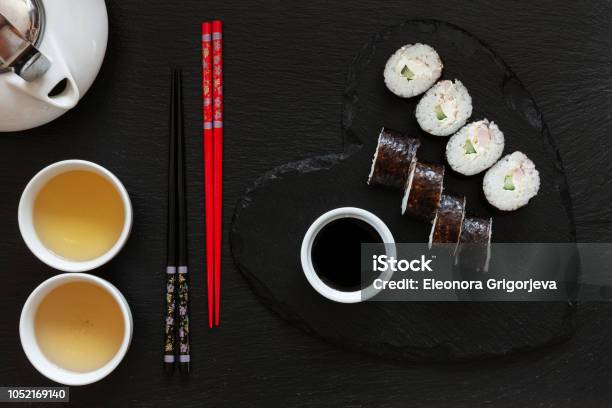 Sushi Jepang Dengan Kecap Pada Hidangan Hitam Bentuk Hati Dengan Sumpit