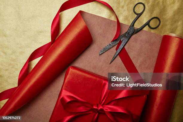 Tampilan Atas Hadiah Pita Dan Gunting Yang Dibungkus Pada Latar ... Tampilan Atas Hadiah Pita Dan Gunting Yang Dibungkus Pada Latar ...