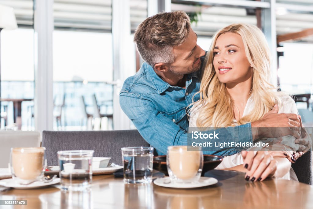 Foto De Afago De Namorado Bonito Atraente Namorada À Mesa No Café E