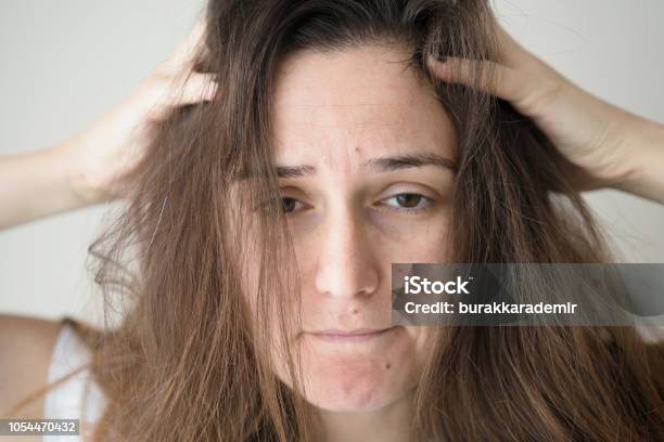 Wanita Kesal Dengan Rambut Berantakan Foto Stok - Unduh Gambar Sekarang ... Wanita Kesal Dengan Rambut Berantakan Foto Stok - Unduh Gambar Sekarang ...