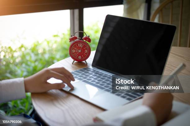 Wanita Mengetik Tangan Pada Keyboard Komputer Dan Menulis Catatan
