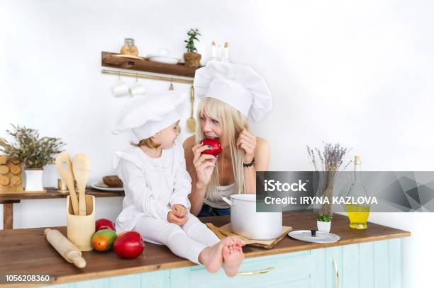 Ibu Pirang Muda Kaukasia Dan Putri Kecil Cantik Dengan Topi Masak Putih ... Ibu Pirang Muda Kaukasia Dan Putri Kecil Cantik Dengan Topi Masak Putih ...