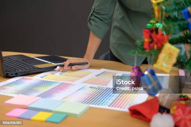 Desainer Interior Grafis Memilih Warna Dari Panduan Palet Katalog