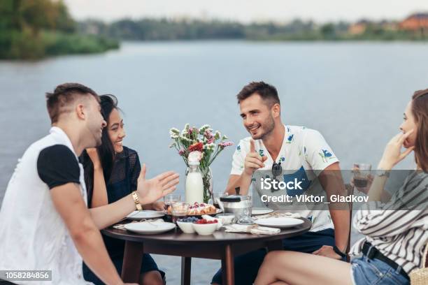 Sekelompok Teman Muda Yang Bahagia Makan Dan Bersenangsenang Di ... Sekelompok Teman Muda Yang Bahagia Makan Dan Bersenangsenang Di ...