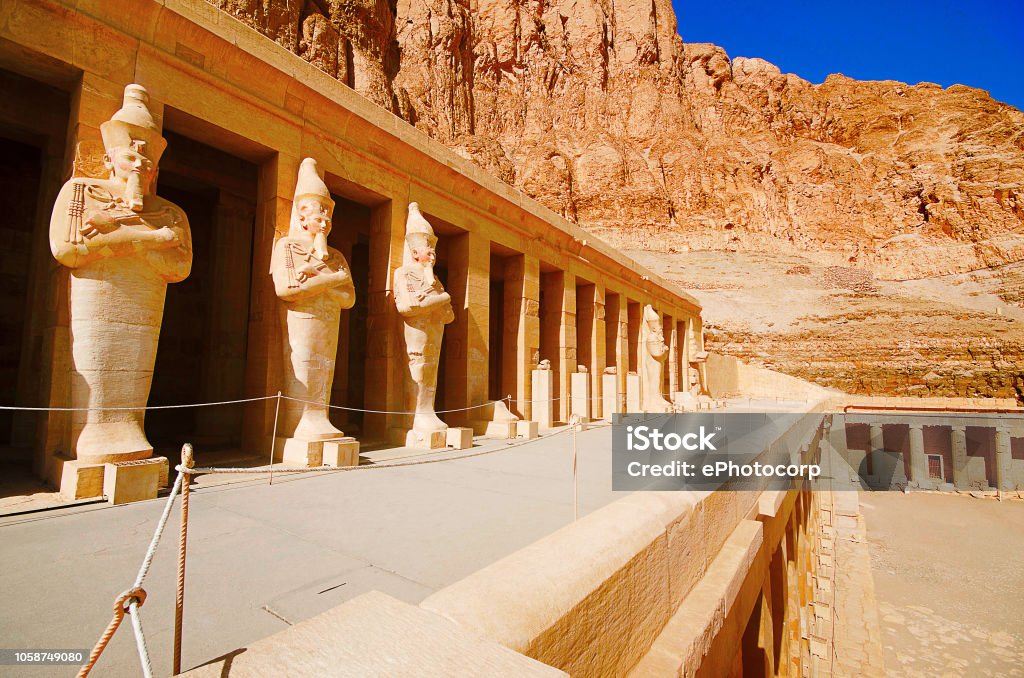 Vista Exterior Del Templo Funerario De Hatshepsut Es Un Antiguo ... Vista Exterior Del Templo Funerario De Hatshepsut Es Un Antiguo ...