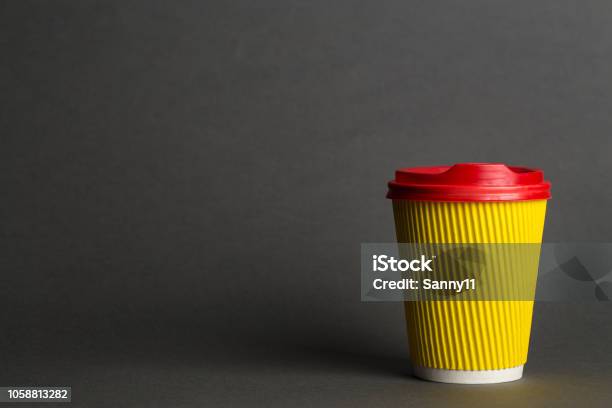 Kopi Untuk Pergi Dalam Cangkir Sekali Pakai Di Latar Belakang Hitam