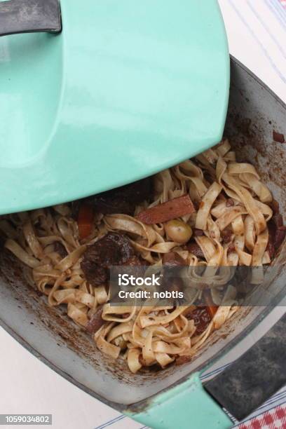 Rebusan Daging Sapi Dengan Persiapan Tagliatelle Dalam Casserole Besi
