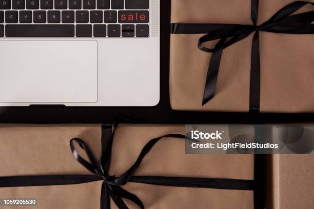 Tampilan Atas Kotak Hadiah Dan Laptop Yang Dibungkus Kerajinan Dengan ... Tampilan Atas Kotak Hadiah Dan Laptop Yang Dibungkus Kerajinan Dengan ...