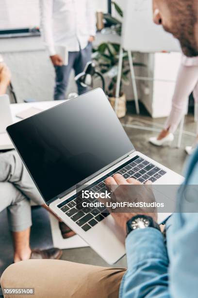 Memotong Bidikan Pengusaha Muda Menggunakan Laptop Dengan Layar Kosong ... Memotong Bidikan Pengusaha Muda Menggunakan Laptop Dengan Layar Kosong ...