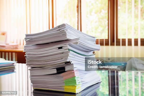 Merapatkan Tumpukan Dokumen Bisnis Yang Belum Selesai Di Meja Kantor