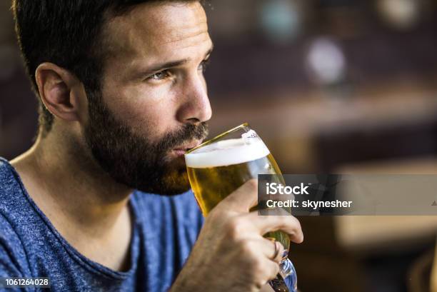 Termenjarak Tengah Pria Dewasa Minum Bir Di Pub Foto Stok - Unduh ... Termenjarak Tengah Pria Dewasa Minum Bir Di Pub Foto Stok - Unduh ...