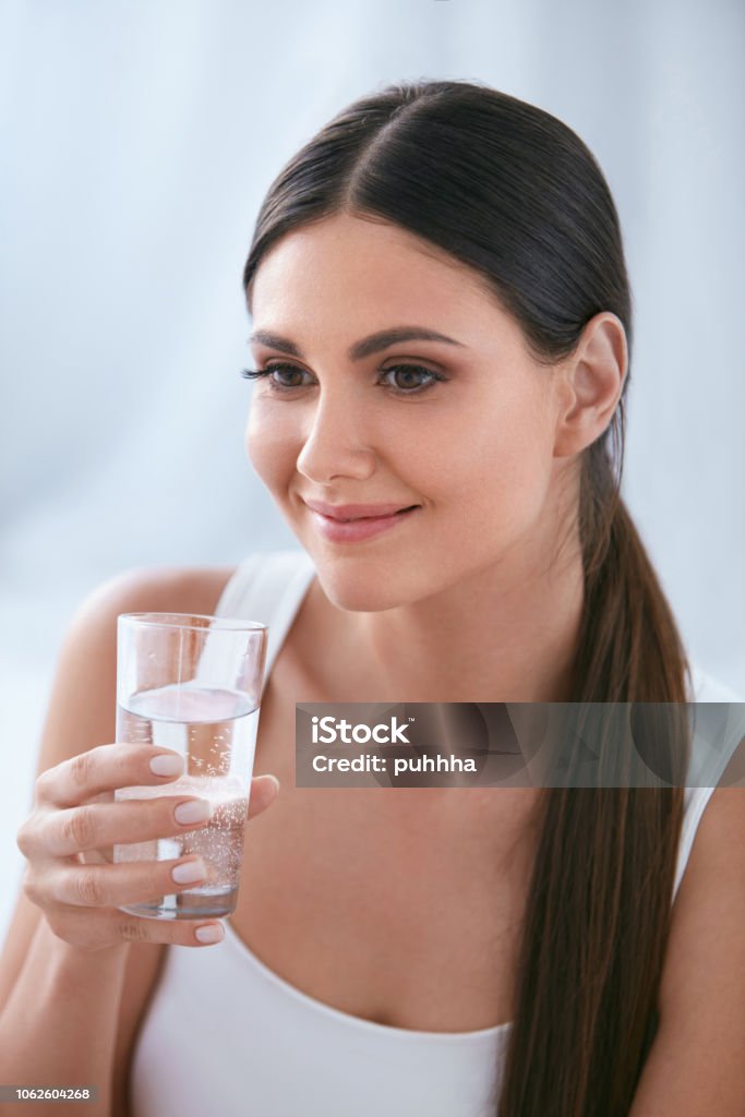 Glückliche Frau Trinkwasser Schöne Frau Mit Glas Wasser Stockfoto und ... Glückliche Frau Trinkwasser Schöne Frau Mit Glas Wasser Stockfoto und ...