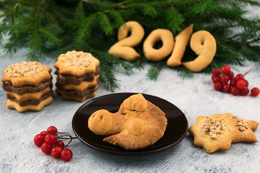 2019 Yuvarlak Tabakta Hamur 2019 Isimlerinden Bir Domuzun Kafası