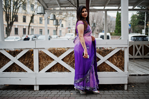 India Chica Hindú En Su Tradicional Sari Violeta Foto De Stock Y Más
