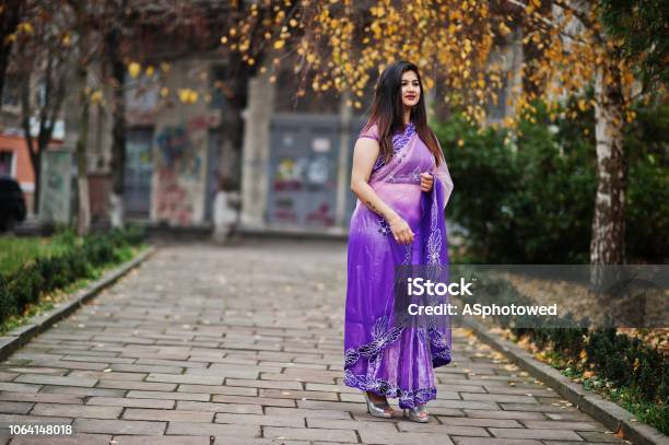 India Chica Hindú En Su Tradicional Sari Violeta Foto De Stock Y Más